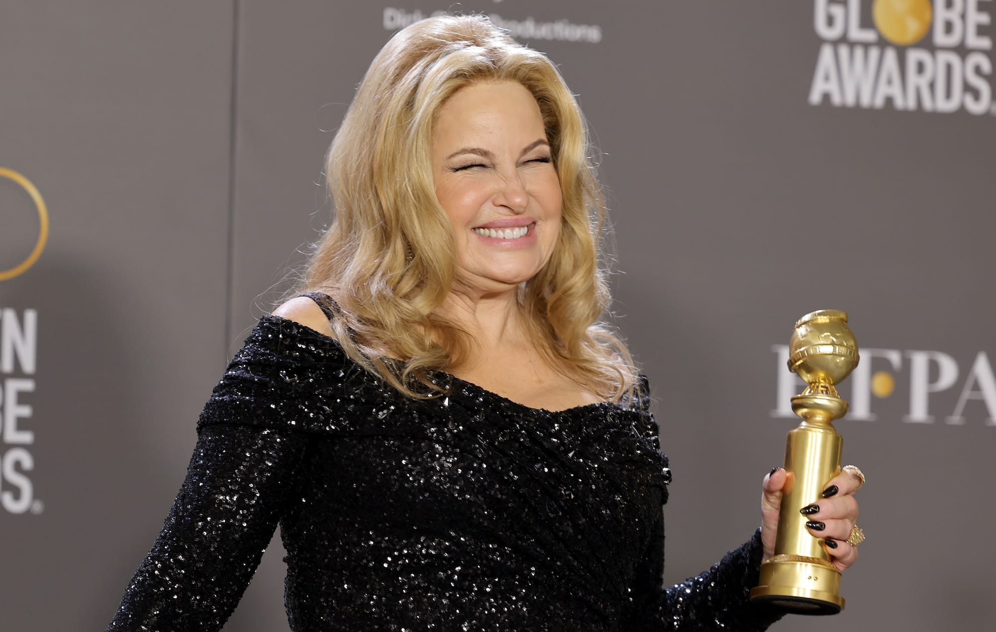 Jennifer Coolidge HILARIOUSLY Accepts Last Nights Award For Best ...